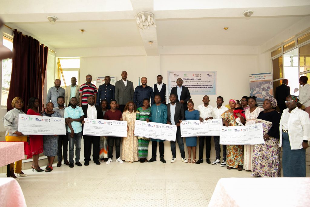 Goma, l’ONG Umoja In Action remet des chèques symboliques en faveur des cinq structures des ...