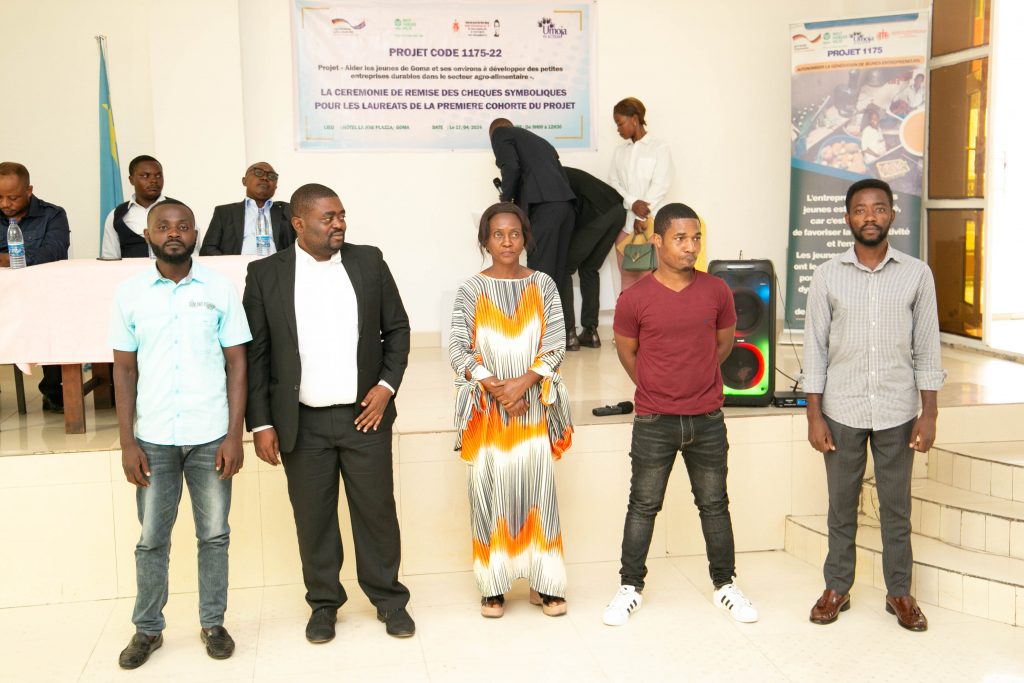 Goma, l’ONG Umoja In Action remet des chèques symboliques en faveur des cinq structures des ...