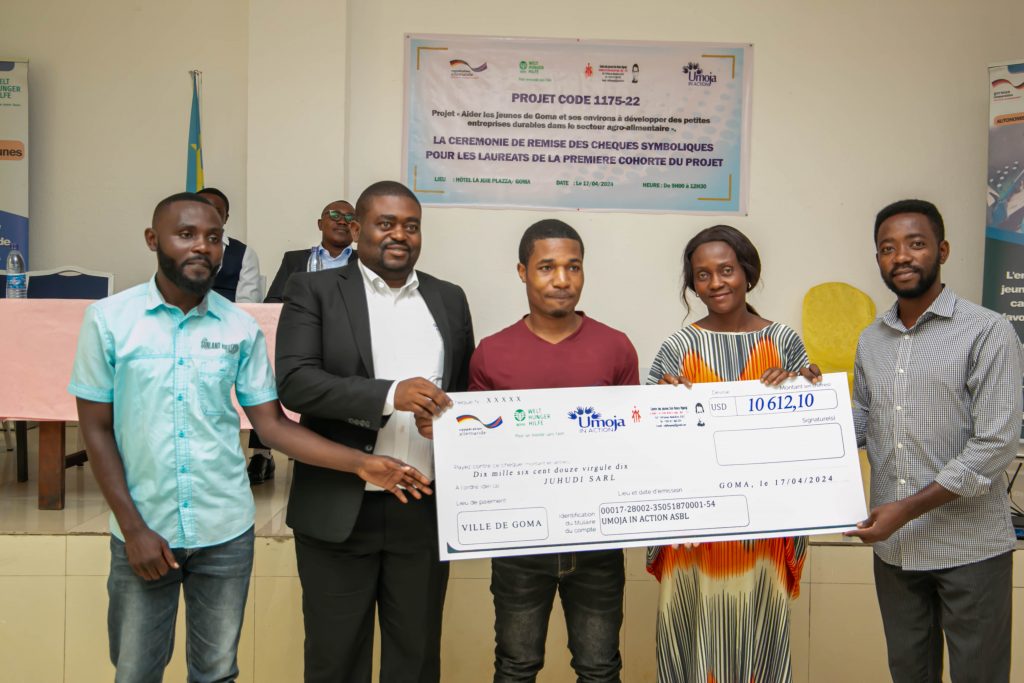 Goma, l’ONG Umoja In Action remet des chèques symboliques en faveur des cinq structures des ...